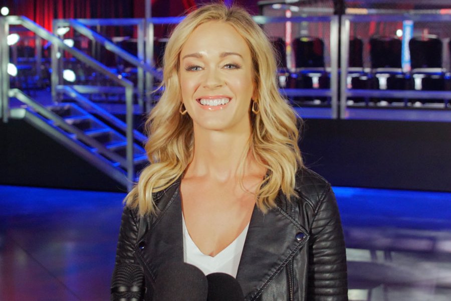 Laura Sanko looks great in Octagon while showing off MMA moves