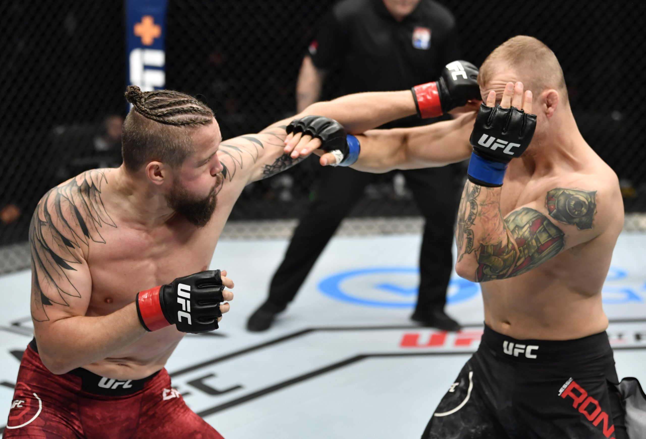 Jesse Ronson warns Luis Pena and Jalin Turner about his kicks