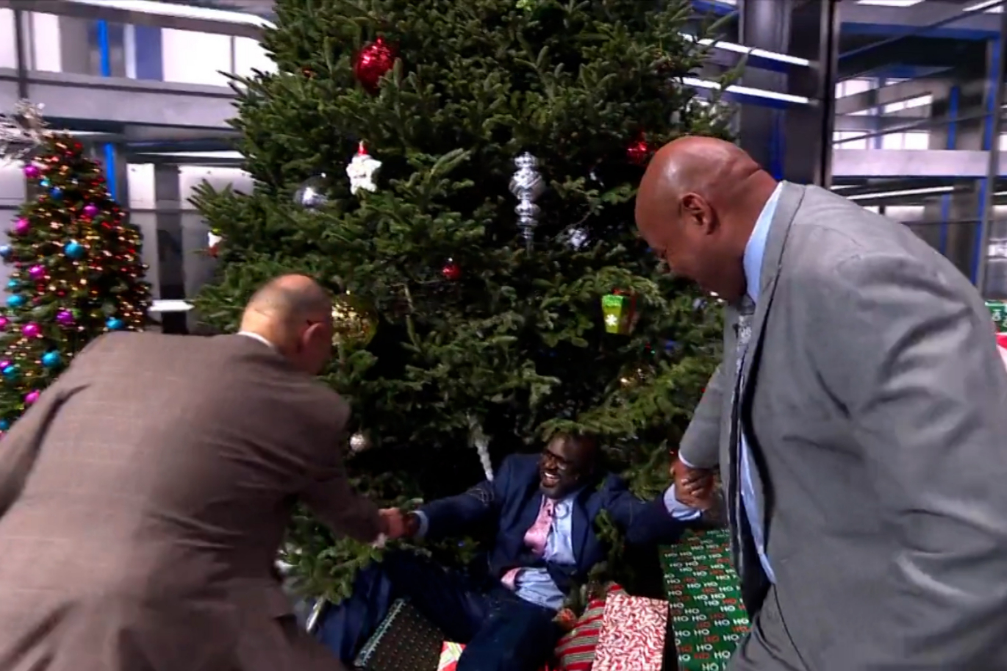 Kenny Smith hilariously pushes Shaq into a Christmas tree on live TV
