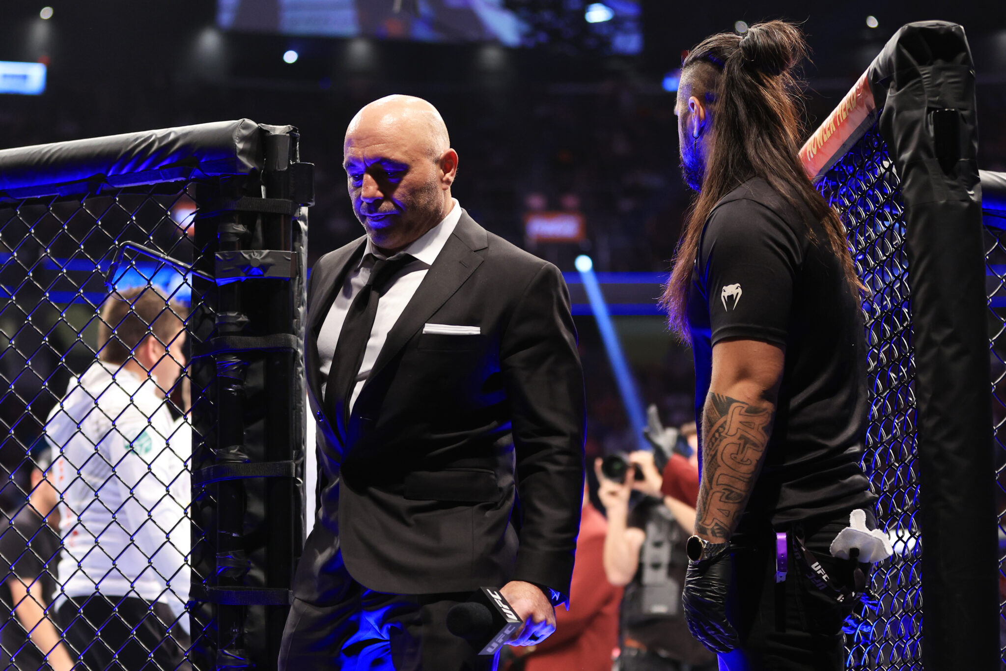 UFC fans hilariously react to Joe Rogan wearing a suit at UFC 276